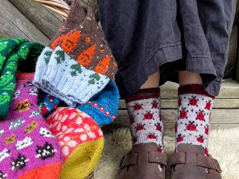 [giveaway] Joyful Colorwork Socks - Knotions Magazine